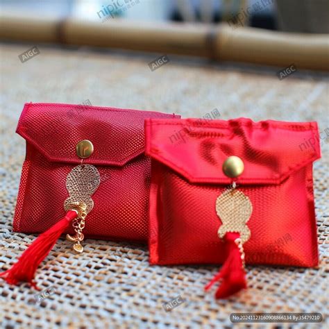 Ai创作图喜袋锦袋 新中式喜糖袋 压金线荷包 古风零钱包 红字款荷包 囍包 红绸缎眼镜盒 喜糖束口袋 博古纹荷包 香囊小物件 百年好合荷包 富贵连连纹荷包 富贵福袋包 纯手工香包 婚庆莲花荷包