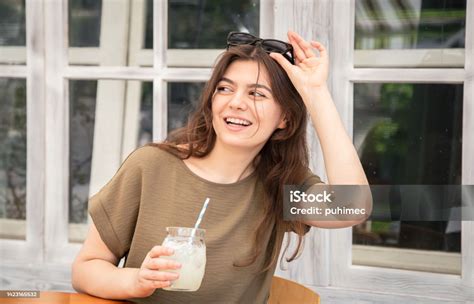 더운 여름날에 레모네이드 한 잔을 가진 매력적인 젊은 여성 레모네이드에 대한 스톡 사진 및 기타 이미지 레모네이드 여름 여자 Istock