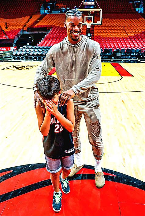 Fue a ver NBA para conocer a su ídolo se enteró que no jugaba y se llevó el regalo de su vida