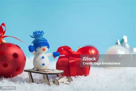 눈송이와 흰색 눈사람이있는 크리스마스 카드로 복사 공간이있는 크리스마스 선물 상자를 제공합니다 0명에 대한 스톡 사진 및 기타 이미지 Istock