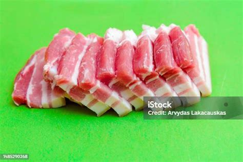 생고기 돼지고기 몇 조각 돼지 고기 클로즈업 굽기 전에 신선한 돼지 고기 요리 녹색 배경입니다 근접 촬영 0명에 대한 스톡 사진 및 기타 이미지 Istock