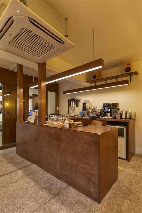 빈티지한 분위기의 20평 우드톤 카페 인테리어 컨셉 Coffee Counter Cafe Interior Cafe Interior Design