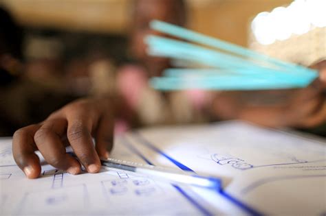 초등학생이 자신의 수학 공책에 볼펜을 놓습니다 맞춤법 수업 로메 토고 서아프리카 고등학교 이하에 대한 스톡 사진 및 기타 이미지 고등학교 이하 교실 교육 Istock