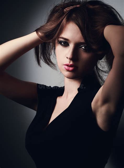 Мистическая сексуальная молодая женщина держа волосы руки и смотря горячий W Стоковое Фото