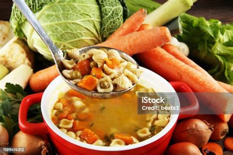 국수와 당근 냄비에 다양한 신선한 야채국물 다채로운 신선한 맑은 봄 수프 농촌 부엌 풍경 채식 부용 스톡 고기에 대한 스톡 사진 및 기타 이미지 Istock