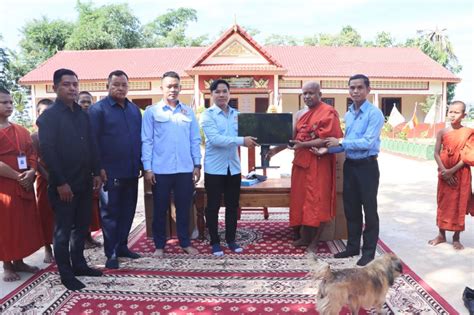 ឧកញ៉ា សំ សុខនឿន ប្រគេនកុំព្យូទ័រ ៥គ្រឿងទៀត ជូនព្រះចៅអធិការវត្តវេឡុវ័ន ខេត្តសៀមរាប