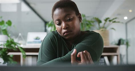 여성 스트레칭 및 사무실 책상에 피곤 일하는 직원과의 피로 또는 일과 삶의 균형 아프리카 여성과 함께 일하는 직장에서의 불편함 근육 이완 직장에서 스트레스 또는 번아웃 30