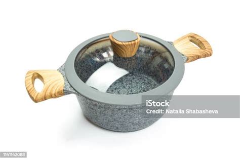 흰색 배경에 고립 된 뚜껑이 있는 세라믹 팬 사진 스튜디오 샷 0명에 대한 스톡 사진 및 기타 이미지 0명 강철 고급 요리 Istock