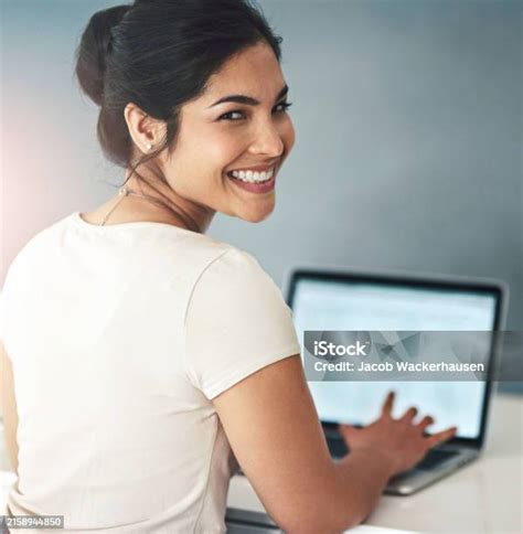 행복한 여자 초상화 기자 사무실 책상에서 이야기 책 또는 비즈니스 뉴스를 위한 노트북을 들고 있습니다 젊은 여성 프리랜서 또는