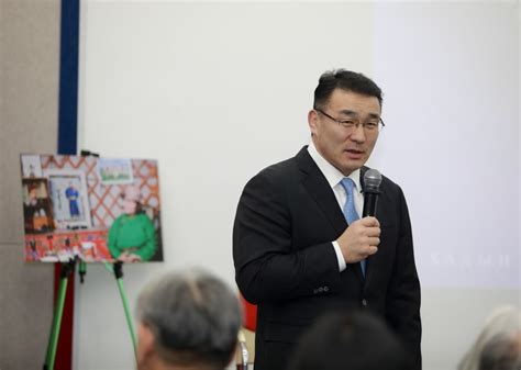 Хотын дарга Д Сумъяабазар ээждээ зориулан дуу бүтээлгэжээ