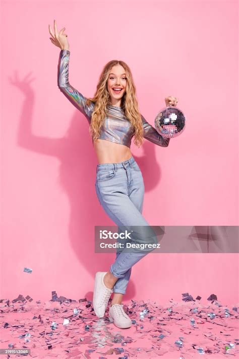 디스코 공을 가진 세련 된 여자는 분홍색 수직 배경에 활기찬 파티 환경에서 축하합니다 16 17 살에 대한 스톡 사진 및 기타 이미지 16 17 살 광고 금발 머리