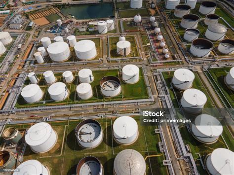 석유 화학 플랜트 그룹의 항공 최고 보기 아침 시간 저장 탱크 및 정유 공장 산 녹색 생태 환경 개념 근처 일출에 원유 저장 탱크와 협력 하는 발전소 0명에 대한 스톡 사진