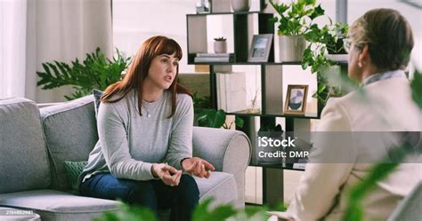 심리학 상담 및 스트레스 우울증 또는 트라우마에 대한 도움을 받기 위해 치료사와 함께 소파에 있는 여성 불안 지원 또는 치유를 위해 성숙한 심리학자와 함께 치료 정신 건강