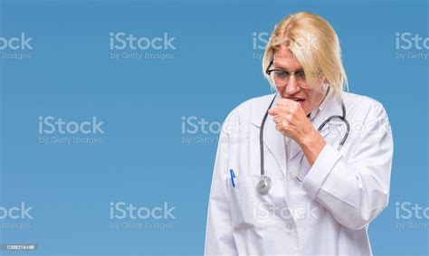기분이 불쾌 하 고 감기 나 기관지염에 대 한 증상으로 기침 하는 고립 된 배경 위에 중 년 금발 의사 여자 의료 개념입니다 감기와 독감에 대한 스톡 사진 및 기타 이미지