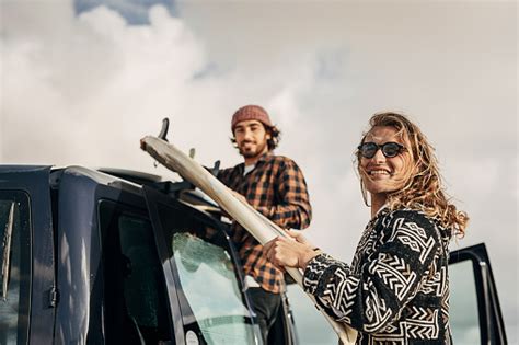 두 명의 남성 서퍼가 차에서 서핑 보드를 가져 와서 파도를 타기 위해 해변에갑니다 남자에 대한 스톡 사진 및 기타 이미지 남자 서핑보드 차 Istock