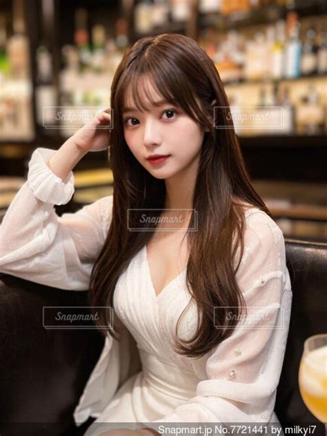 夜のお店で働く美女 お酒が沢山あるバー の写真・画像素材[7721441] Snapmart（スナップマート）