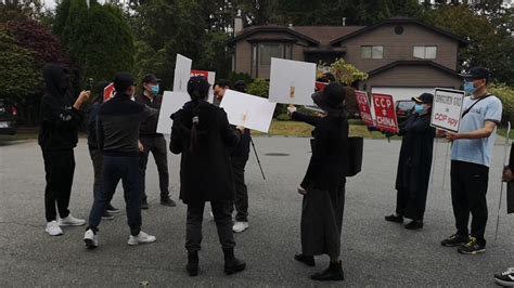 黄河边 On Twitter 2020年10月24日黃河邊返回家中時，遭守在門口一群＂新中国联帮＂成员围堵。现在才知道，这些人每天可得300美元。