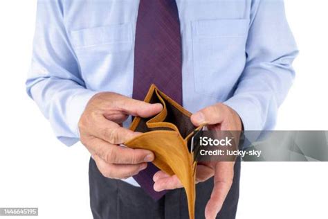 실업자 사업가 노인 남자 오픈 지갑 지갑에 돈이 없어 현금을 깨뜨렸다 손에 지갑을 닫다 파산 경제 금융 은퇴 및 실업 개념의 빈곤 70 79세에 대한 스톡 사진 및 기타