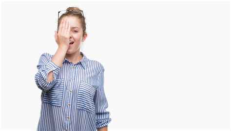 젊은 금발 비즈니스 여자 얼굴과 놀라운 감정에 확신 미소와 함께 손으로 한쪽 눈을 덮고 가리기에 대한 스톡 사진 및 기타 이미지 가리기 감정 개념 Istock