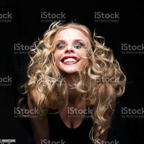 금발 머리 여자는 웃 고입니다 검은 바탕에 긴 물결 부 머리 여성 모델 모션 및 표정 감정에 대한 스톡 사진 및 기타 이미지 감정 곱슬 머리 관능 Istock