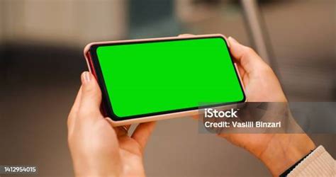 수송 중에 수평 녹색 스크린 전화를 들고있는 클로즈업 손 여성에 대한 스톡 사진 및 기타 이미지 여성 여자 영화 Istock