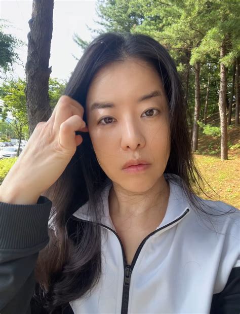 수영 세시간후 내모습 오리발끼고 수영은 종일도 할 수있을 것 같은데 물밖으로 나와야하나 굳이 그냥 물속에서 살면안될까 넙치나 복어라도 좋은데 불가사리라도