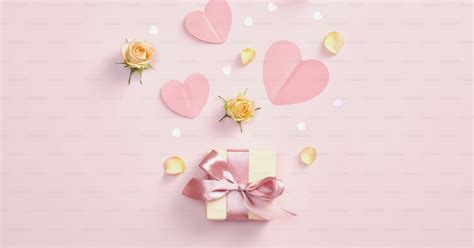 해피 발렌타인 데이 플랫 레이 구성 선물 상자 종이 하트 장미 색종이가 분홍색 배경에 있습니다 로맨스 사랑 개념 사진 Unsplash의 핑크 종이 이미지