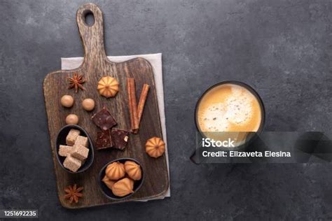 커피 한 잔 돌 배경에 다양한 과자 및 향신료 맨 위 보기입니다 복사 공간 0명에 대한 스톡 사진 및 기타 이미지 0명 갈색 계피 Istock