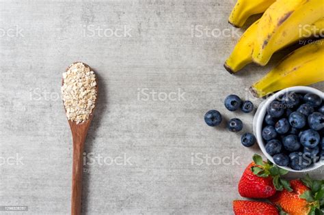 귀리로 가득 찬 숟가락과 나무 테이블에 신선한 건강한 과일이있는 배경 바나나 블루베리 딸기 맨 위 보기입니다 공간을 복사합니다 0명에 대한 스톡 사진 및 기타 이미지