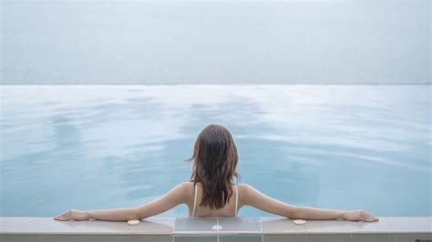 여름 방학 동안 물 수영장에서 휴식을 취하는 여성 1명 고급 호텔 스파 리조트 라이프스타일에서 수영하는 미녀 젊은 성인 즐거움