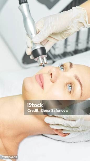 피부과 스킨 케어 페이셜 테라피 의료 스파 안토 주름 절차 여자 얼굴 회춘 예쁜 소녀 Rf 화장품 장비 페이셜 마스크에 대한 스톡 사진 및 기타 이미지 Istock