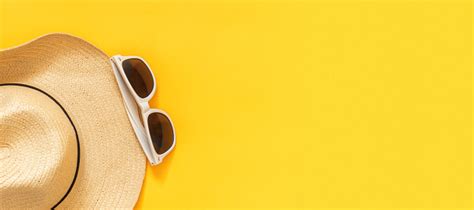 텍스트에 대 한 빈 공간을 가진 노란 배경에 평평 하다 여행자 액세서리 상위 뷰 여행 또는 휴가 개념 여름 배경입니다 0명에 대한 스톡 사진 및 기타 이미지 Istock