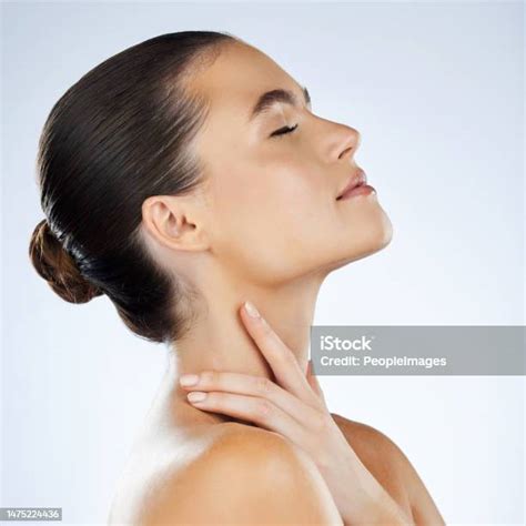 얼굴 여자 눈은 피부로 감쌌고 스킨케어와 뷰티 페이셜은 스튜디오 배경에 고립되어 있습니다 화장품 관리 매니큐어 및 광채 천연 화장품 모형으로 피부과 웰빙 피부 관리에 대한