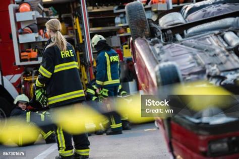 여성 소방 관의 옆에 거꾸로 자동차 아래로 소방관에 대한 스톡 사진 및 기타 이미지 소방관 3 명 거꾸로 Istock