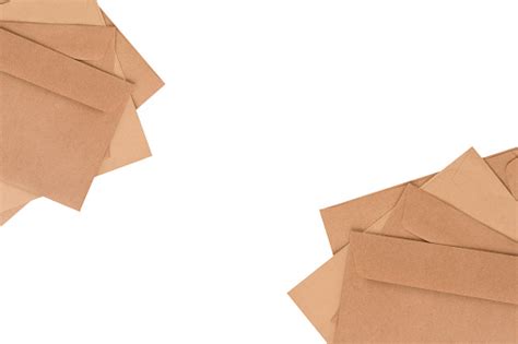 디자인 프로젝트를 위해 흰색 배경에 격리 된 다양한 유형의 갈색 크래프트 종이 봉투로 만든 프레임 메일링 개념 상단보기 모형 이미지 0명에 대한 스톡 사진 및 기타 이미지