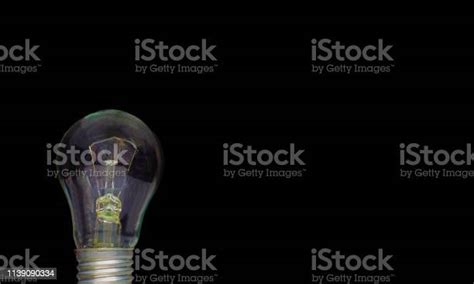 검정색 배경의 전구는 텍스트나 그림을 배치 합니다 전구는 아이디어 혁신 새로운 생각의 상징입니다 220 볼트 전구 비즈니스