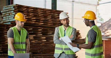 창고 직원과 관리자가 목재 부서에서 서류를 분석하면서 이야기합니다 사진 Unsplash의 세르비아 이미지