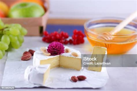 카망베르 꿀 빨간 딸기와 사과 녹색 포도 땅콩 및 핑크 꽃 건강 식품 치즈 복고 스타일 브리 프랑스 아침 식사 꿀에 대한 스톡 사진 및 기타 이미지 Istock