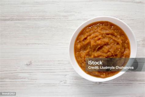 흰색 그릇에 담긴 수제 생 사과 소스 평면도 위에서 평평한 누워 머리 위에 공간을 복사합니다 0명에 대한 스톡 사진 및 기타 이미지 Istock