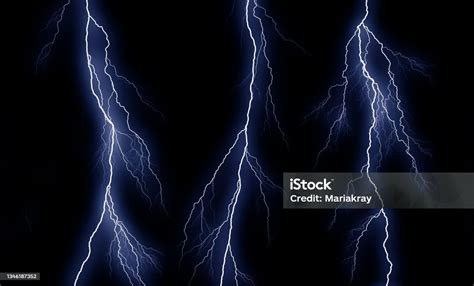 검은 색 배경에 격리 된 번개 볼트 천둥 전기 파업 뇌우와 번개 광선에 대한 스톡 사진 및 기타 이미지 광선 번개 Demobilization Istock