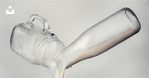 유리병과 머그잔 항아리 커피 원두가 가득 담긴 그릇에 우유를 붓고 있습니다 사진 Unsplash의 무료 음식 이미지