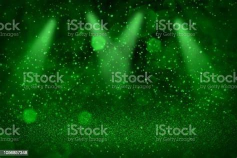 귀여운 녹색 빛나는 반짝이 조명 무대 조명 Bokeh 추상 배경 스파크 비행 콘텐츠를 위한 빈 공간으로 축제 이랑 텍스처