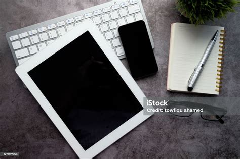 나무 테이블에 디지털 태블릿 스마트 폰 펜과 키보드의 상단보기 노트북에 대한 스톡 사진 및 기타 이미지 노트북 태블릿 계산기 Istock