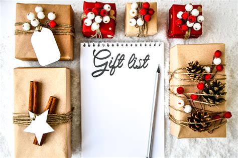 기프트 리스트 텍스트 제로 백 눈 배경에 장식선물과 함께 크리스마스 텍스트를 낭비 하는 노트북 공간을 복사합니다 친환경 기프트