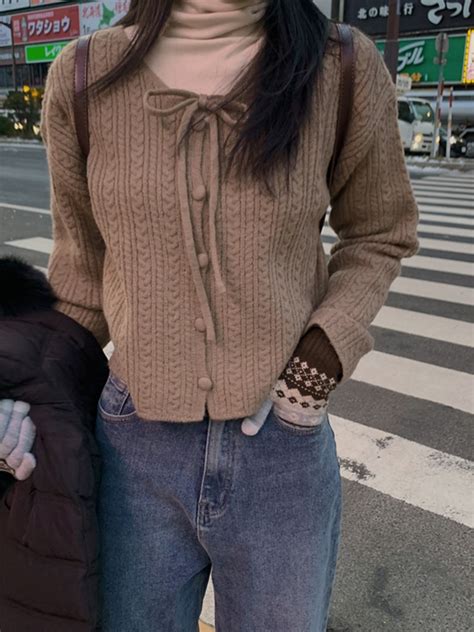 리리앤코 랜디에 스판 케이블 리본 세미크롭 니트 가디건 겨울 신상 겨울옷 데일리룩 겨울니트 기본니트 리본니트 러블리룩 데이트
