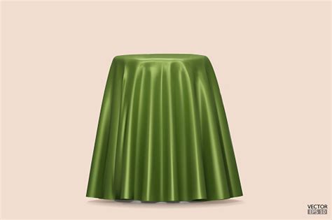 연단은 베이지색 배경에 격리된 올리브 녹색 실크 조각으로 덮여 있습니다 녹색 천으로 덮인 현실적인 상자 제품 화장품