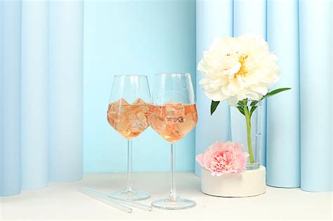 우아한 현대적인 배경에 알코올 칵테일 Aperol Spritz 샴페인과 모란 꽃이 있는 현대 여름 정물 바 및 휴일 파티 카페 광고 배너 선택적 초점에 대한 최소한의 개념