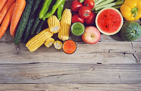많은 신선한 채소와 과일을 야채 무 오이 토마토 토마토 녹색 식품 과일 건강 사과 수박 참외 고추장 옥수수 목재 나무 책상 야채 쥬스 영양 생활 물 Fresh