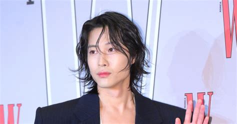 이종원 조각의 옆태 Se★포토