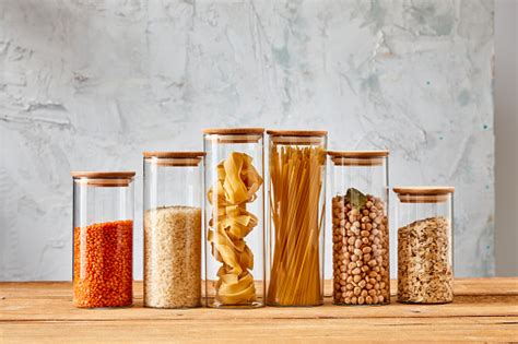 나무 테이블에 유리 항아리에 곡물 곡물 파스타의 구색 제로 폐기물 주방 보관 가정 생활에 대한 스톡 사진 및 기타 이미지 가정 생활 가정 주방 가정의 방 Istock